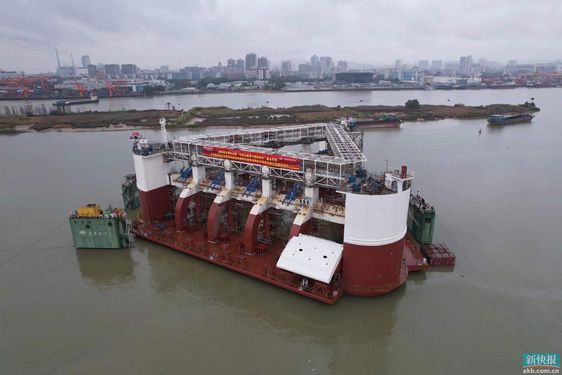 世界首台兆瓦级漂浮式波浪能发电装置下水调试__新快网